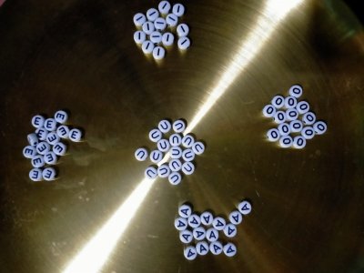 ROUND ALPHABETH LETTER BEADS VOWELS ONLY 15PCS/PACK